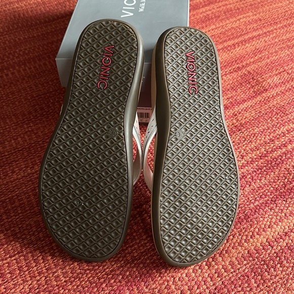 Vionic | Shoes | Bionic Cassandra White Patent Sandals New In Box ...